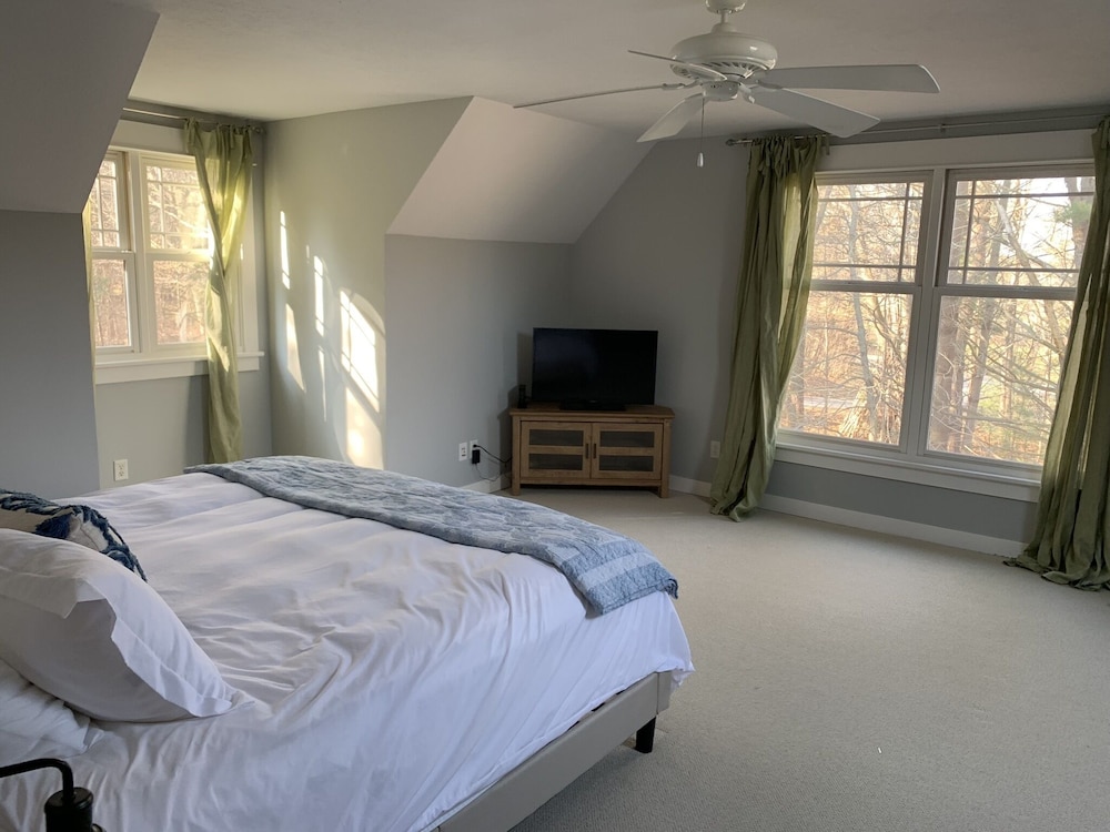 Spacious Wooded Retreat Next To The Golf Course - Saugatuck, MI
