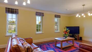 Casa de Campo, 1 cama queen-size e sofá-cama | Sala de estar | Televisor de 30 polegadas com canais por cabo