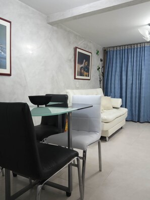 Casa clássico, 2 quartos | Sala de estar | TV de tela plana 42 polegadas com canais a cabo, TV LCD