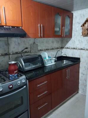 Casa clássico, 2 quartos | Cozinha privada | Geladeira, micro-ondas, fogão, cooktop
