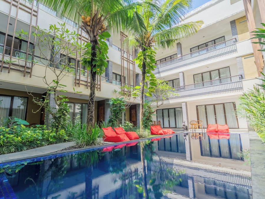 Piscina exterior, espreguiçadeiras