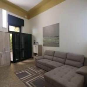 Apartamento Deluxe | Sala de estar | TV de ecrã plano 