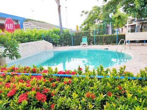 Piscina externa, guarda-sóis, espreguiçadeiras