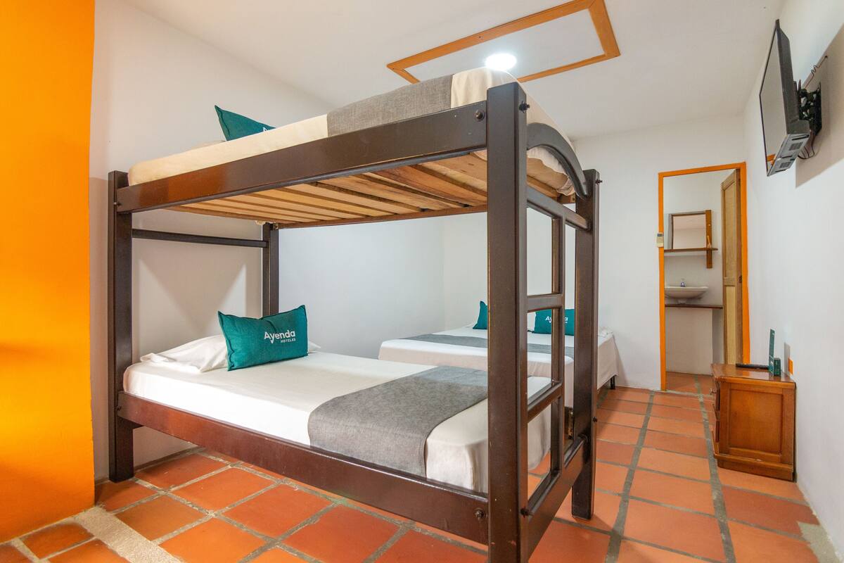 Quarto Quádruplo | Roupa hipoalergénica, Wi-fi grátis, roupa de cama fornecida 