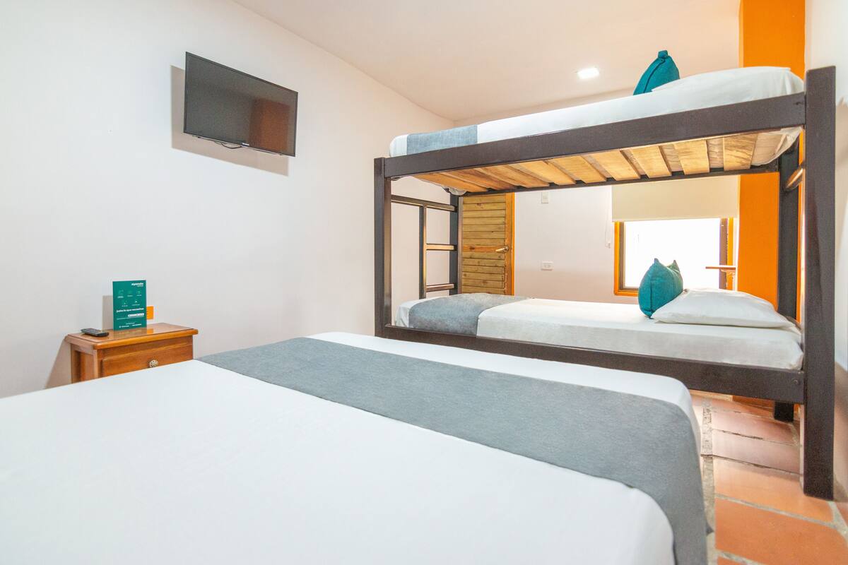 Quarto Quádruplo Deluxe | Roupa hipoalergénica, Wi-fi grátis, roupa de cama fornecida 