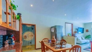Apartamento, 2 quartos, para não fumantes | Área de estar | TV de tela plana