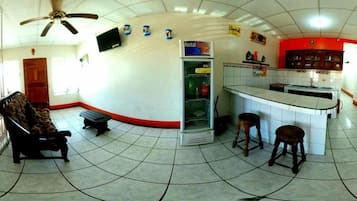Geladeira, micro-ondas, cooktop, lava-louças