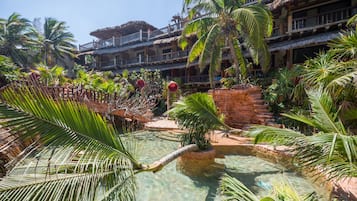 Piscina exterior, espreguiçadeiras