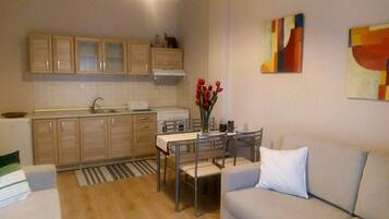Apartamento Comfort, Vista para a cidade | Cozinha privada | Um frigorífico, um micro-ondas, um forno, uma placa de cozinha