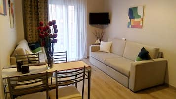 Apartamento Comfort, Vista para a cidade | Sala de estar | Televisor LED de 32 polegadas com canais digitais, televisor