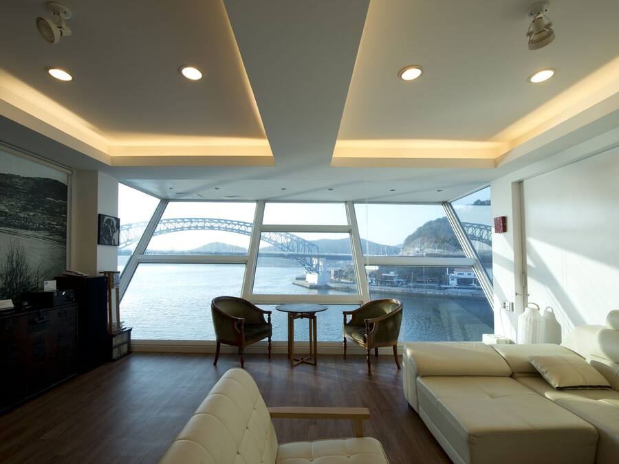 Quarto (Party Room(Unha)-Parking for up to 2) | Ferros/tábuas de passar roupa, Wi-Fi de cortesia