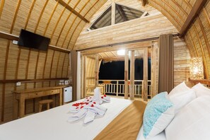 Quarto, varanda, vista para o mar | Minibar, cofre no quarto, secretária, cortinas/cortinados opacos 