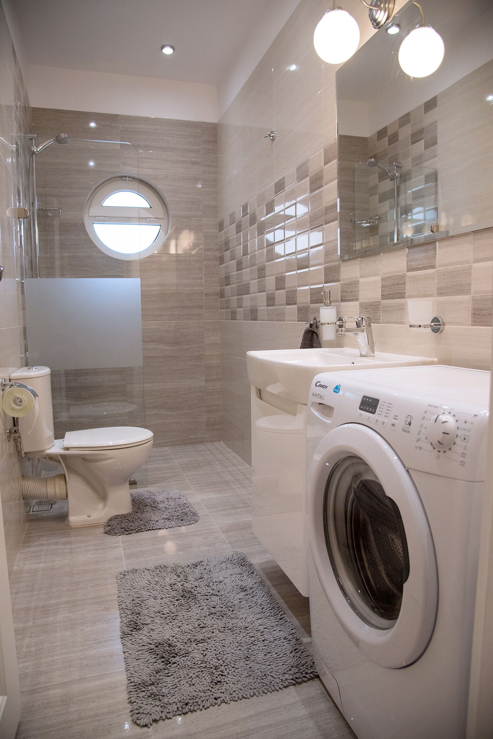 Apartamento família, 2 quartos, sacada, vista para a cidade | Banheiro | Chuveiro, produtos de toalete grátis, secador de cabelo 