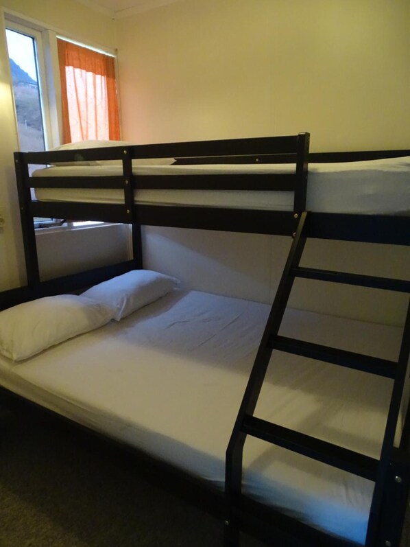 Cortinas/cortinados opacos, Wi-fi grátis, roupa de cama fornecida 