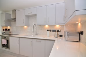 Apartamento design, 2 quartos, no jardim | Cozinha privada | Geladeira grande, micro-ondas, fogão, cooktop