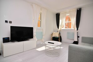 Apartamento luxo, 2 quartos, varanda | TV