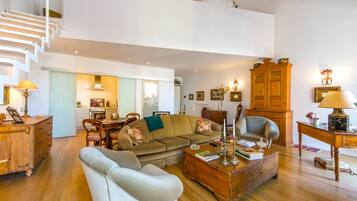 Apartamento Design, 2 quartos | Sala de estar | TV de ecrã plano