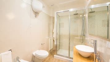 Dúplex | Casa de banho | Um polibã, artigos de higiene pessoal grátis, um secador de cabelo