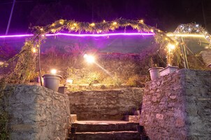 Fachada do alojamento (tarde/noite)