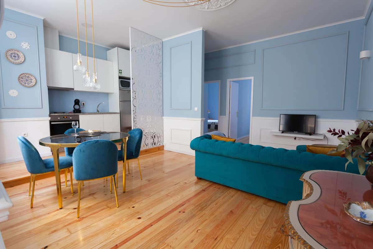 Apartamento, 2 quartos (3T) | Área de estar | TV de tela plana 25 polegadas com canais digitais, TV