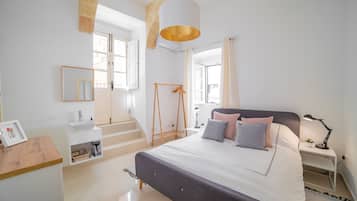 Apartamento Comfort, casa de banho anexa, Vista para a cidade (Maisonette) | 1 quarto, cofre no quarto, cortinas/cortinados opacos, berço de viagem