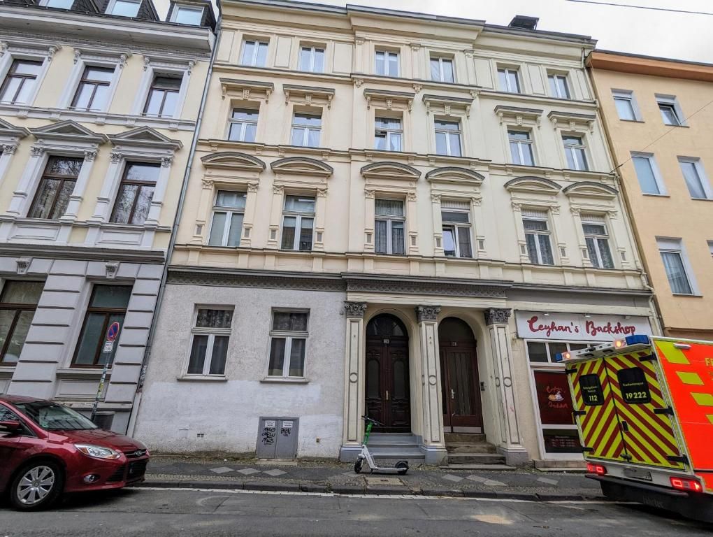 Um edifício de vários andares com uma vitrine identificada como 'Czech's Backshop'.