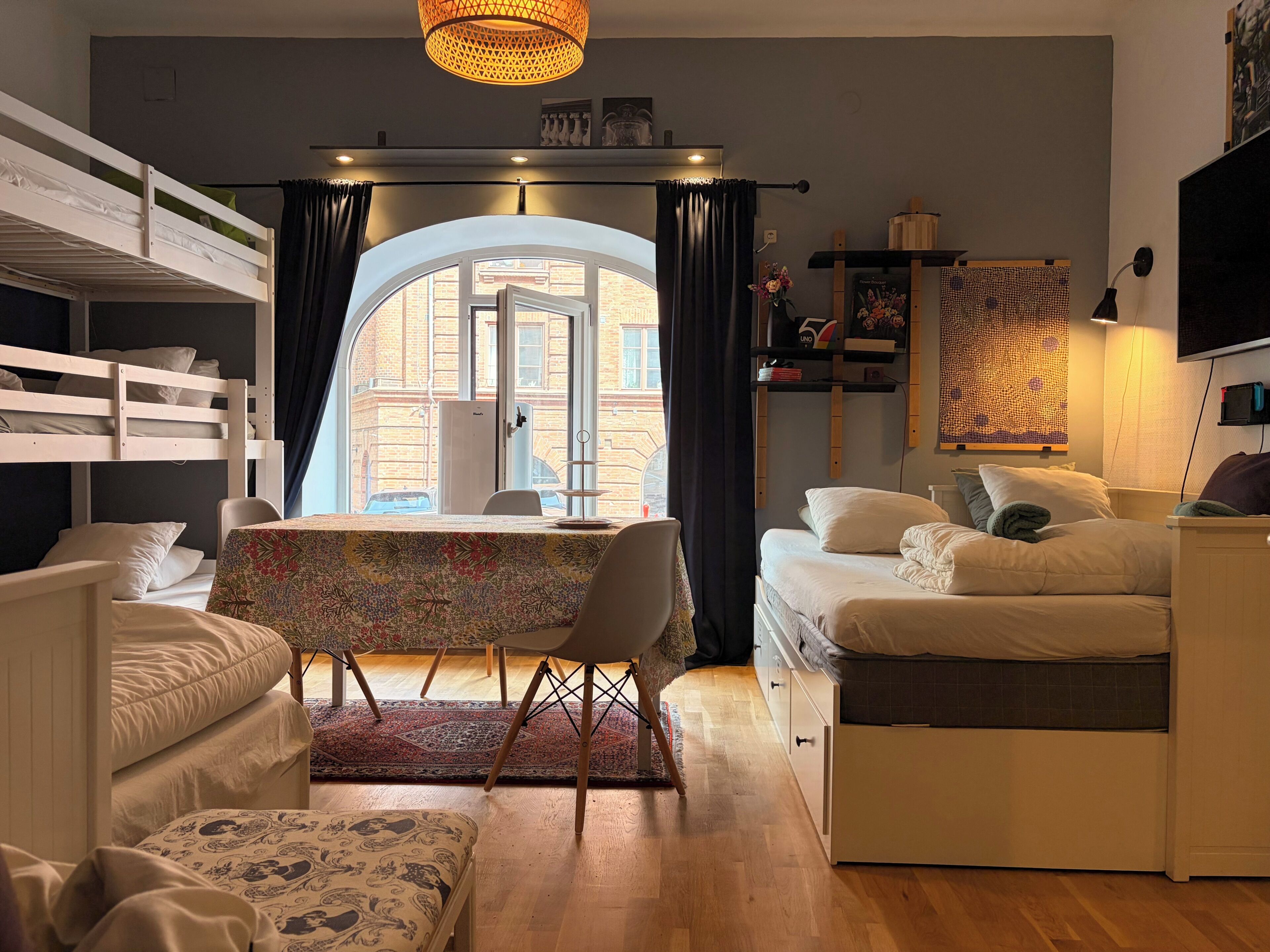 Quarto Tradicional | Com decoração personalizada, com mobília individualizada, secretária 