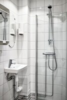 Chuveiro, produtos de toalete grátis, secador de cabelo 