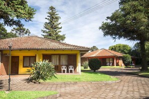 Quarto luxo | Escrivaninha, ferros/tábuas de passar roupa, Wi-Fi de cortesia