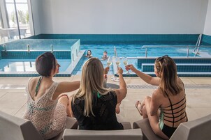 Piscina interior, espreguiçadeiras 