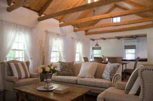 Casa de Campo Familiar, vista para o jardim | Sala | Televisor, Netflix, base para leitor de MP3 