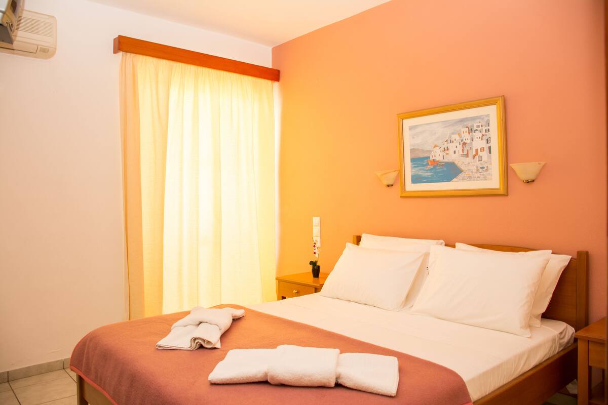 Apartamento Básico, vista para a piscina | Secretária, quartos insonorizados, ferro/tábua de engomar, Wi-fi grátis 