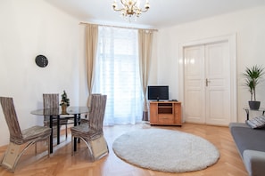 Apartamento, 2 camas de casal (Mikulandska 3) | Sala de estar | TV