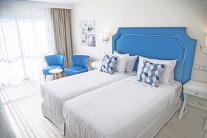 Roupas de cama premium, frigobar, cofres nos quartos, cortinas blackout