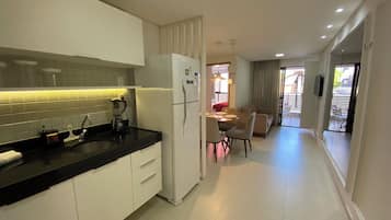 Apartamento design | Cozinha americana privada | Geladeira, micro-ondas, chaleira elétrica, liquidificador