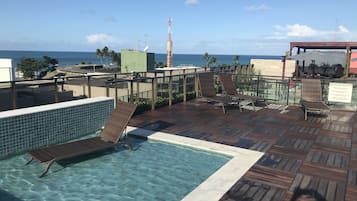 2 piscinas externas, espreguiçadeiras