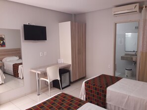 Quarto Deluxe, 2 camas individuais | Minibar, secretária, secretária adequada para computadores portáteis