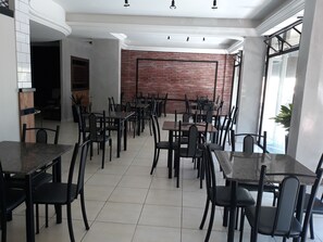 Café da manhã com buffet grátis todos os dias