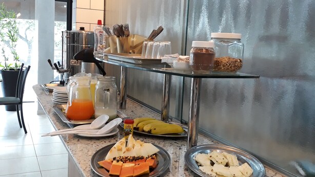 Um buffet de café da manhã com diversos alimentos e acompanhamentos.
