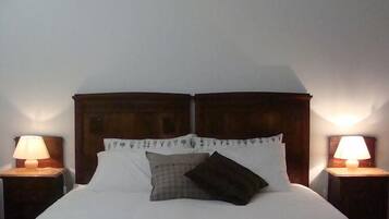 Quarto casal (Gianduja) | Escrivaninha, berços grátis, Wi-Fi de cortesia, roupa de cama