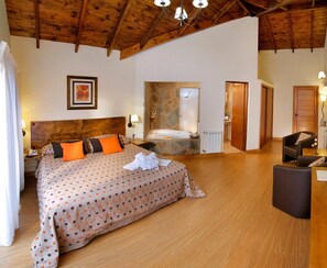 Double Suite, Jacuzzi | Edredons de pluma, frigobar, cofres nos quartos