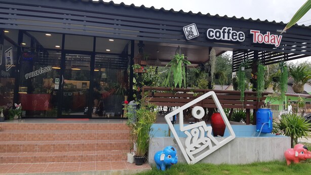 Uma cafeteria com uma placa que diz 'coffee Today' e o símbolo de acessibilidade para cadeiras de rodas.