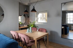 Estúdio Deluxe, 1 cama queen-size e sofá-cama, cozinha, Vista para a cidade | Sala de jantar