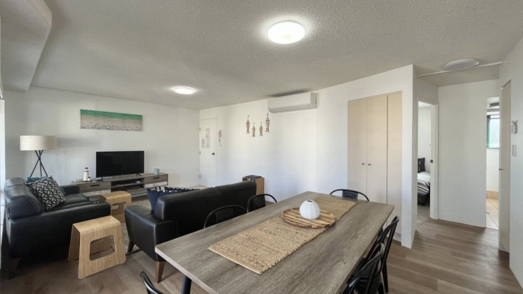 Ocean Crest Unit 7 - Boasts Lovely Ocean Views From Your Balcony - Caloundra