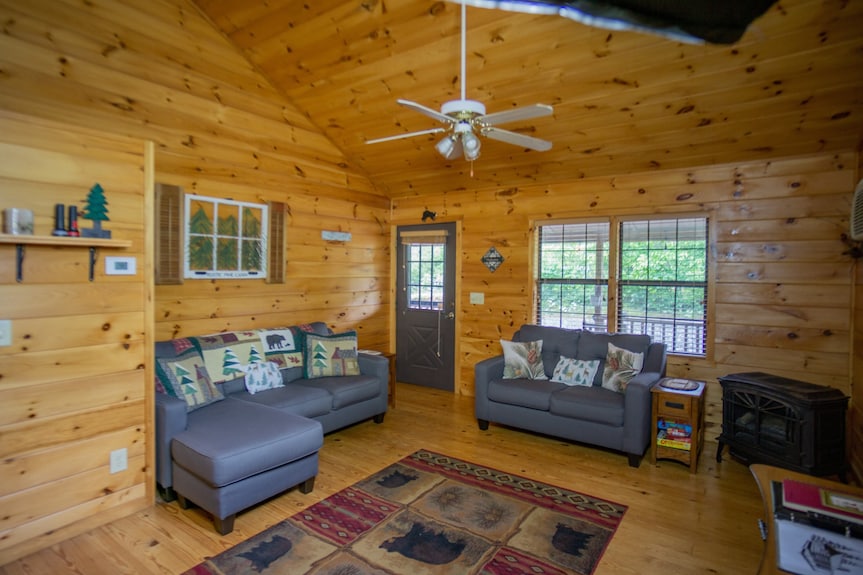 Peaceful Wooded Setting - Short Walk To Downtown! New Hot Tub And Roku Tv. - Helen, GA