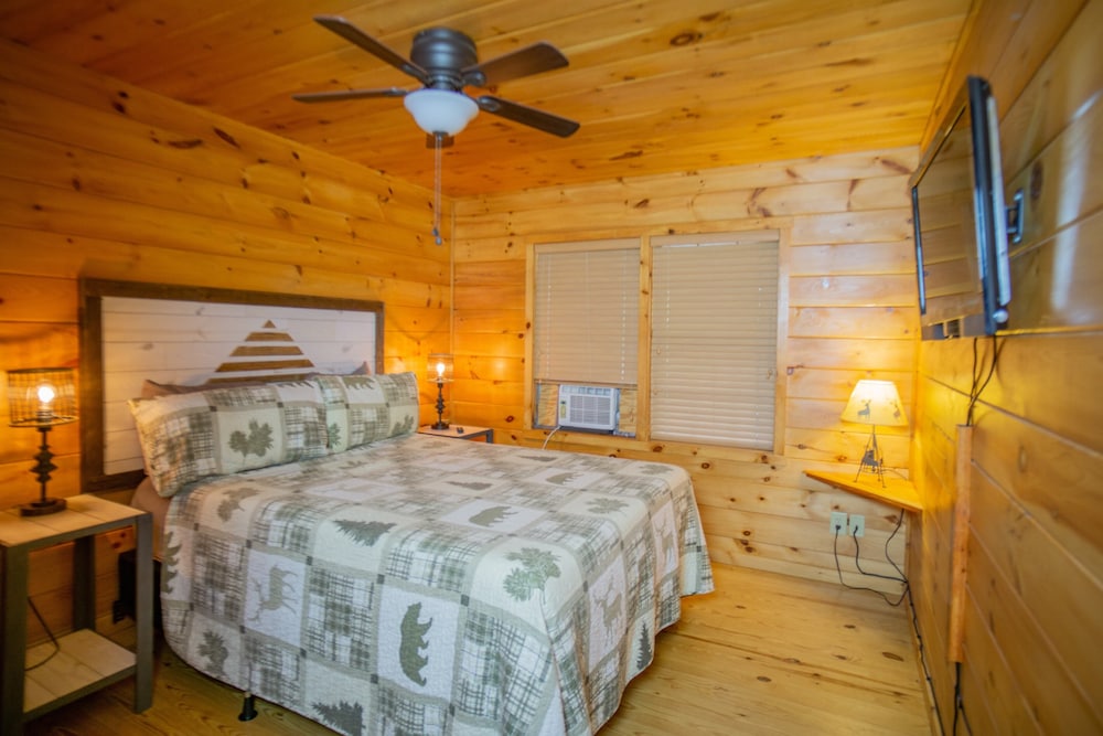 Peaceful Wooded Setting - Short Walk To Downtown! New Hot Tub And Roku Tv. - Helen, GA