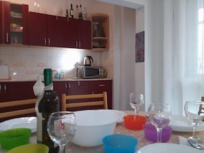 Apartamento | Cozinha privada | Um frigorífico/congelador grande, um micro-ondas, um forno 