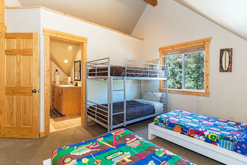Pet Friendly | Fenced Back Yard | Central Location | Close To Grocery Stores And Shopping - Truckee, CA