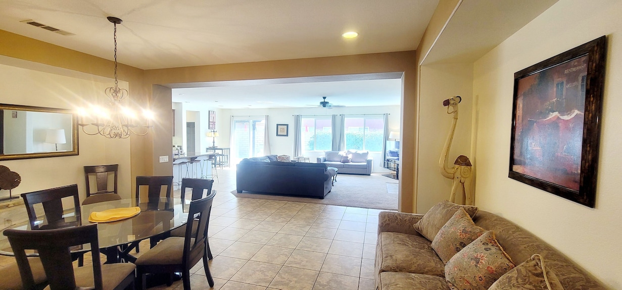 サンシャインとゴルフに囲まれた楽園への脱出 - インディオ, CA