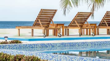 Piscina externa, espreguiçadeiras